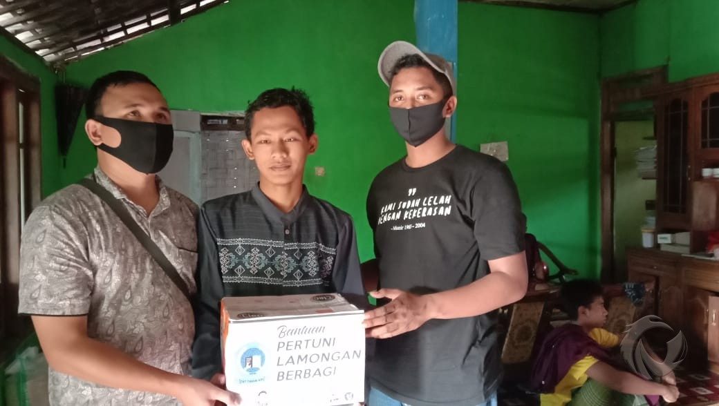 Covid-19, Pertuni Lamongan Bantu Sembako untuk Tunanetra - FaktualNews.co
