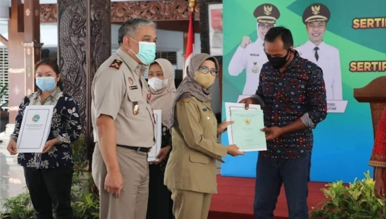 435 Sertifikat Tanah Milik Pemkab Blitar dan Pelaku UMKM Telah Rampung - FaktualNews.co
