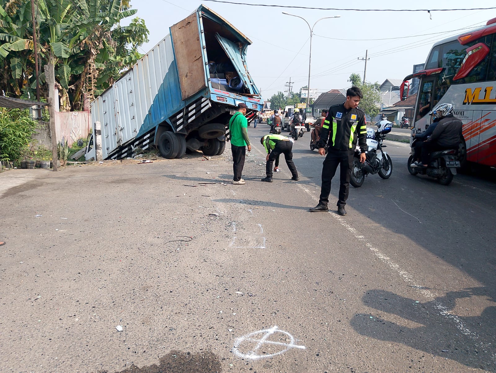Bus Mira Tabrak Truk Box Parkir di Jombang, Tiga Penumpang Luka Ringan ...