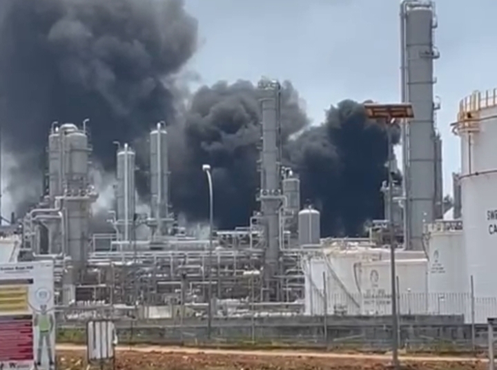 Kilang Kimia TPPI Tuban Meledak, Takut Asap Beracun Warga Evakuasi ...