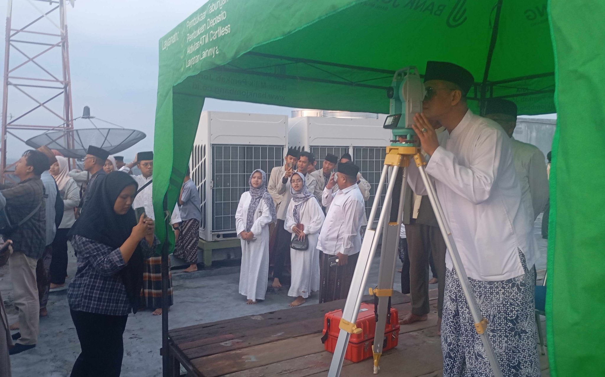 Hilal Belum Tampak, Warga Jombang Bersiap Lebaran Hari Sabtu ...